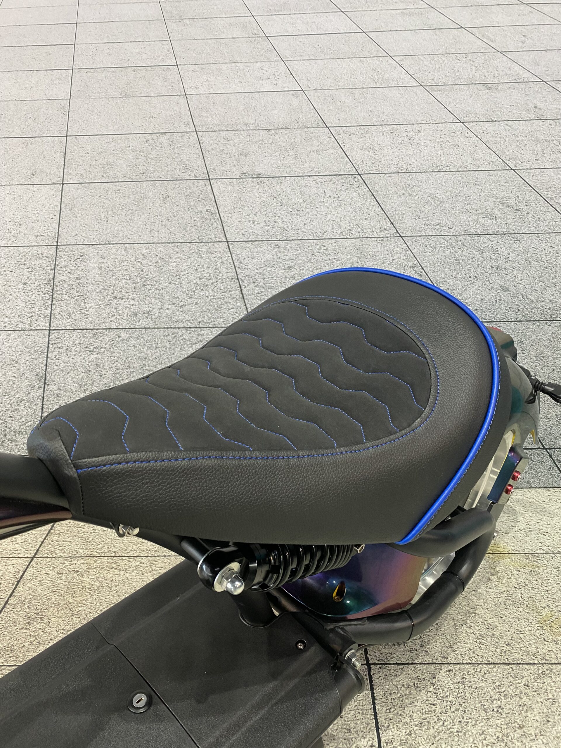 Custom made Zadel M1 Chopper - blauwe accenten – Rayci