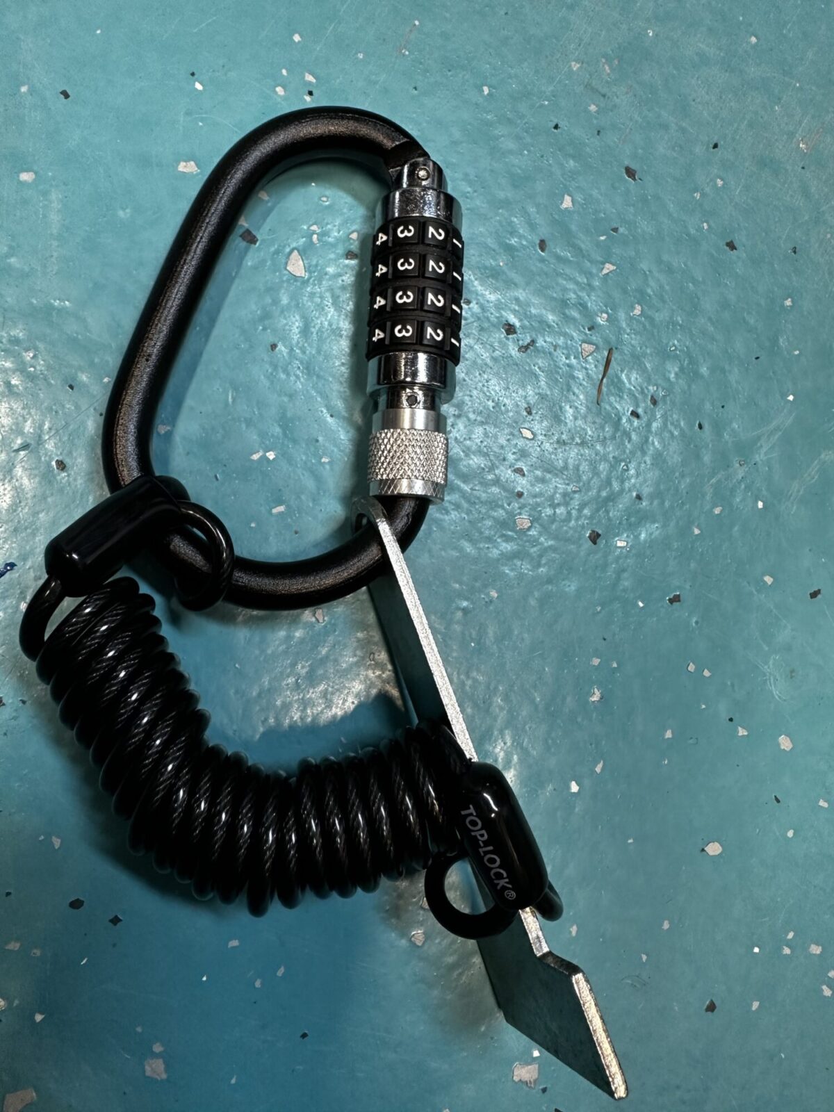 HAAKSLOT MET CODE TBV HELM, KICKSTEP – Rayci