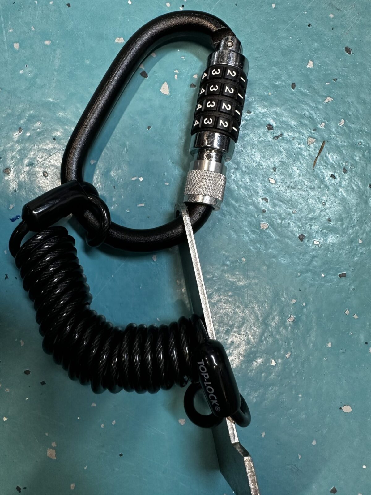 HAAKSLOT MET CODE TBV HELM, KICKSTEP – Rayci